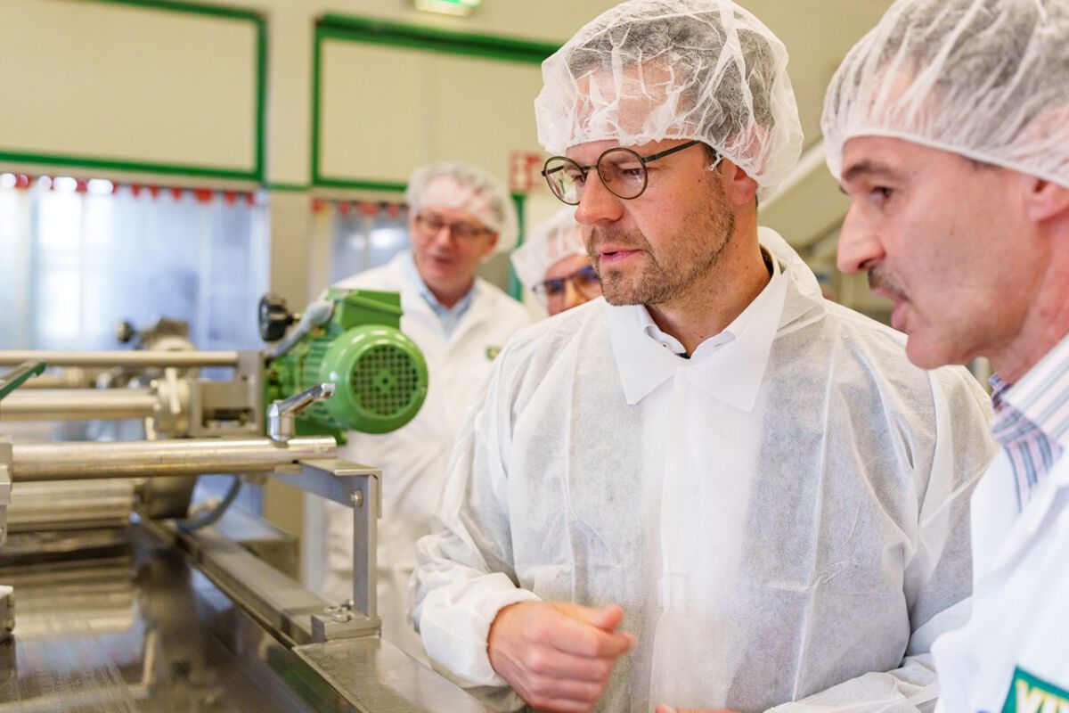 Andreas Wenck - OB Marco Steffens zu Besuch in der Produktion von VIVIL ... Andreas Wenck - OB Marco Steffens zu Besuch in der Produktion von VIVIL ...